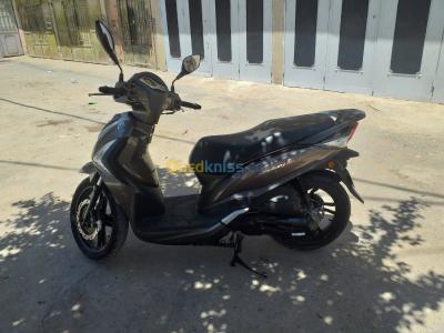 Motos - Scooters Véhicules - Ouedkniss.com - Algérie